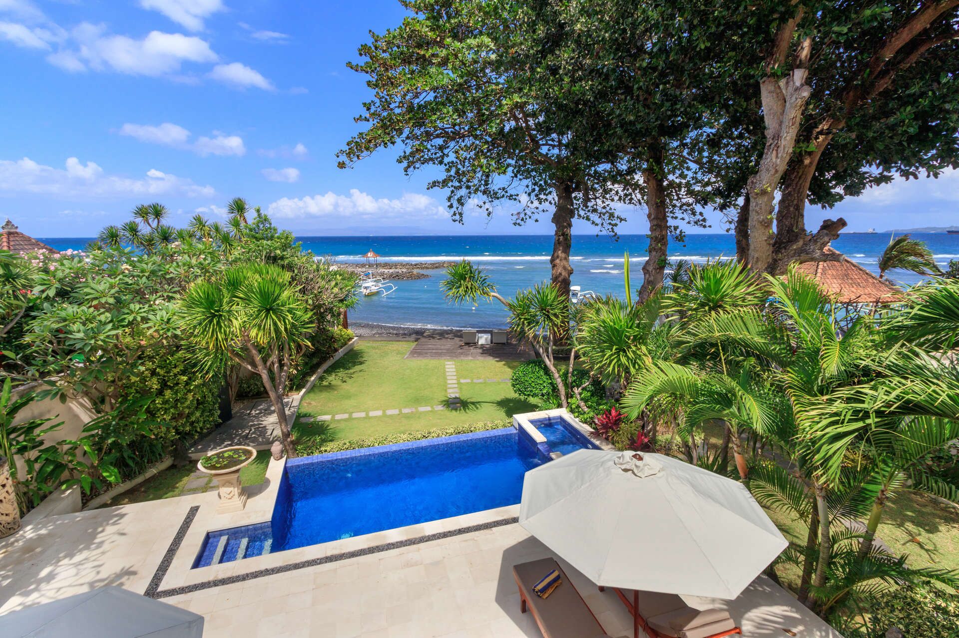 Villa (2 Bedrooms) | Piscina | Uma piscina transbordante 