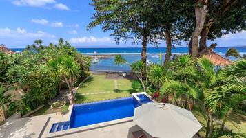 Villa (2 Bedrooms) | Piscina | Uma piscina transbordante