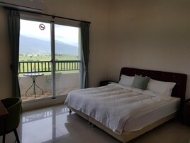 Quarto casal luxo, 1 cama Queen | Escrivaninha, espaço de trabalho para notebook, quartos à prova de som