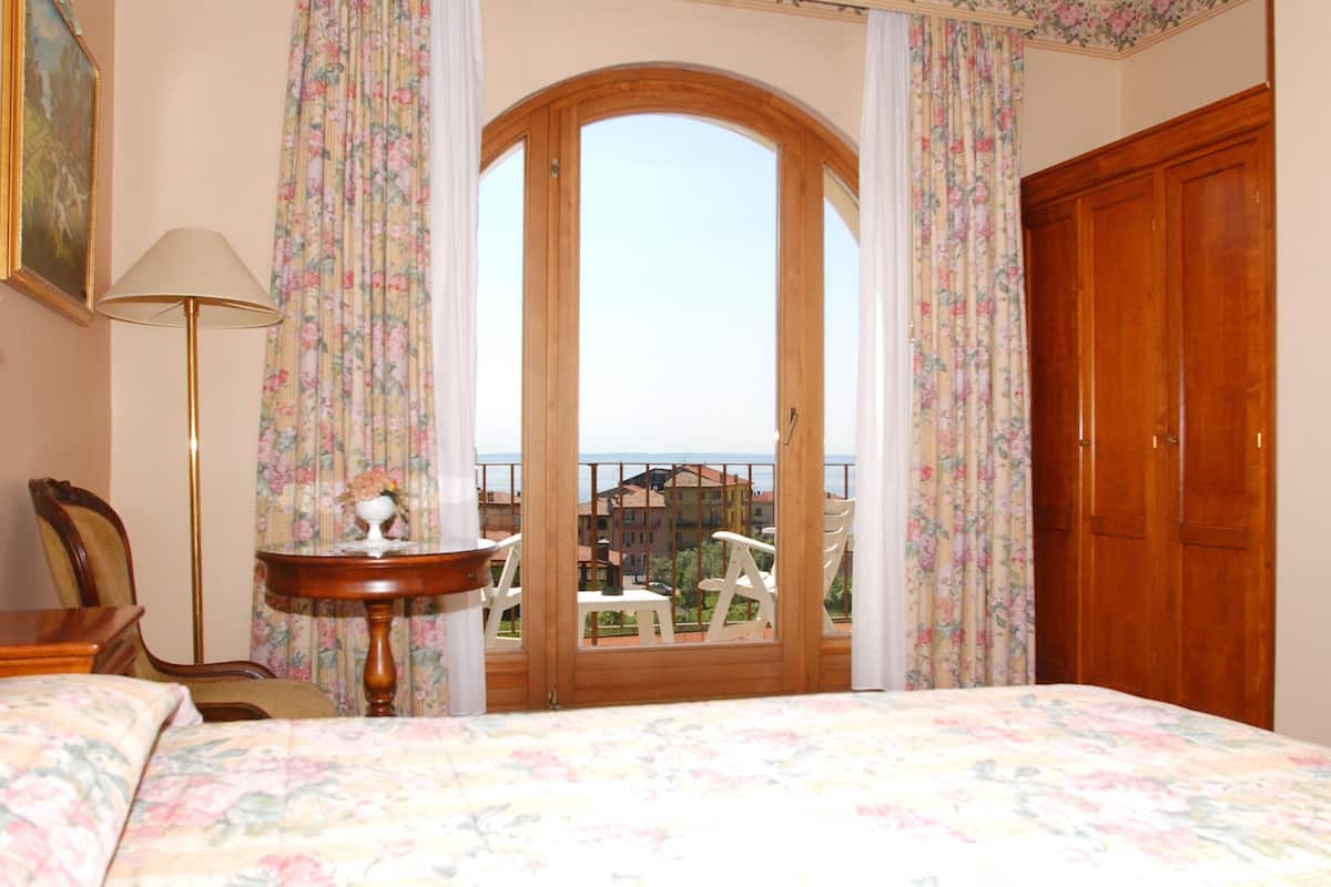 Quarto casal ou duplo superior, sacada, vista para o lago | Roupas de cama premium, edredons de pluma, camas Select Comfort