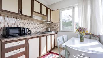 Apartamento Design | Cozinha privada | Um frigorífico, um forno, uma placa de cozinha, uma cafeteira/bule