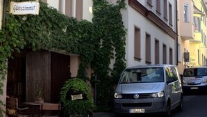 Um edifício com uma placa que diz "Gästezimmer", indicando quartos de hóspedes.