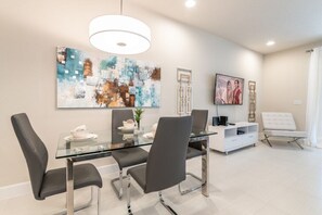 Casa de Férias Família, junto ao jardim | Cozinha privada | Uma placa de cozinha, uma máquina de lavar louça, utensílios de cozinha 