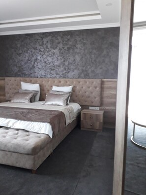 Frigobar, espaço de trabalho para notebook, cortinas blackout