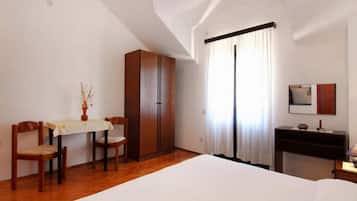 Estúdio (Studio with Balcony and Sea View) | Roupa de cama fornecida