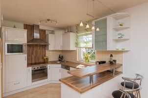 Apartamento (Three Bedroom Apartment) | Cozinha privada | Um frigorífico, um micro-ondas, uma placa de cozinha 