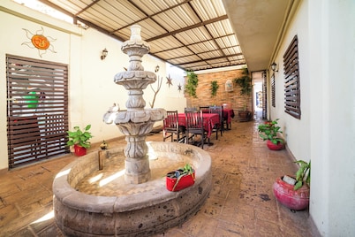 Capital O Hotel Casa Blanca