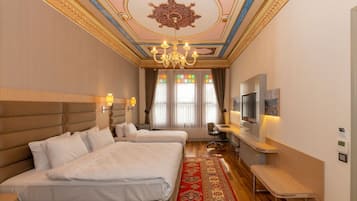 Quarto triplo luxo | Frigobar, cofres nos quartos, escrivaninha