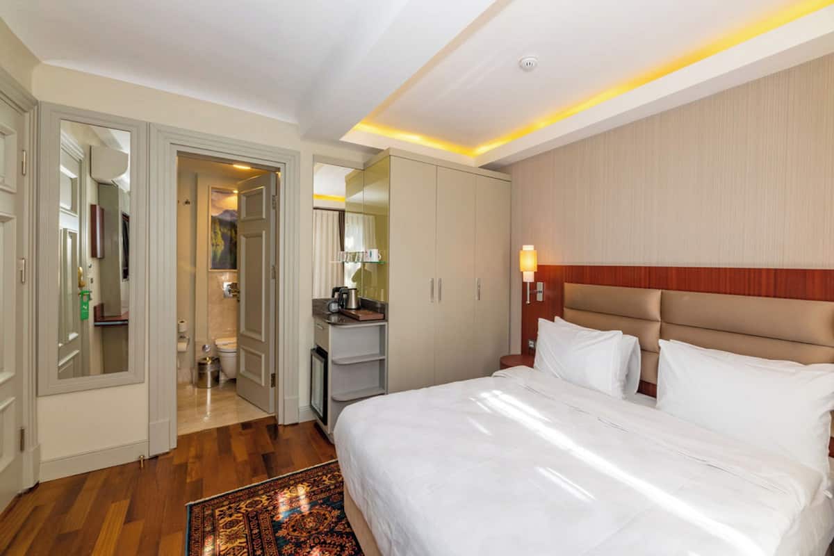 Quarto Económico | Minibar, cofre no quarto, secretária