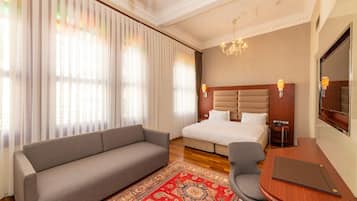Suíte estúdio júnior, 1 cama de casal | Frigobar, cofres nos quartos, escrivaninha