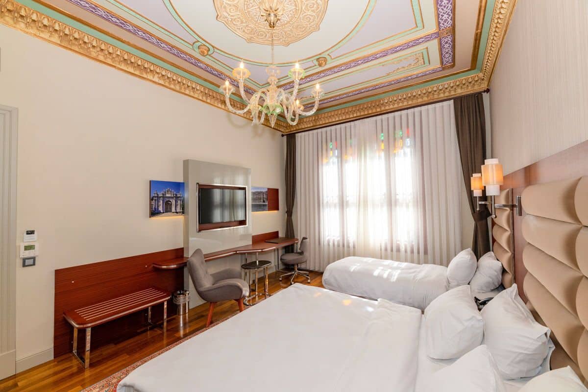 Quarto Triplo Deluxe | Minibar, cofre no quarto, secretária