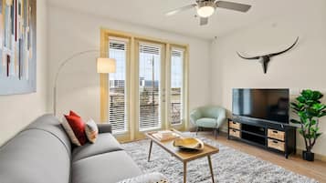 Apartamento Familiar, 2 quartos, 2 casas de banho (Self Check-in with Virtual Front Desk) | Sala | Smart TV de 49 de polegadas com canais digitais, televisor, Netflix