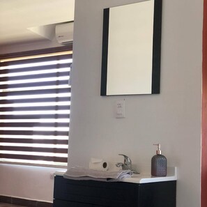 Um polibã, toalhas fornecidas, sabão, papel higiénico