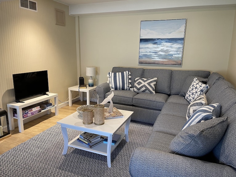 Pristine Cottage: Ev Charger, Ac, Outdoor Shower+ Firepit, Walk To Bakers Pond - Cape Cod Rail Trail, Brewster