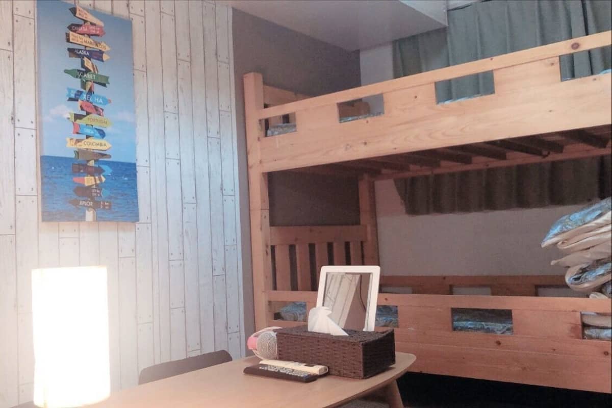 Quarto econômico (408) | 1 quarto, escrivaninha, cortinas blackout, ferros/tábuas de passar roupa
