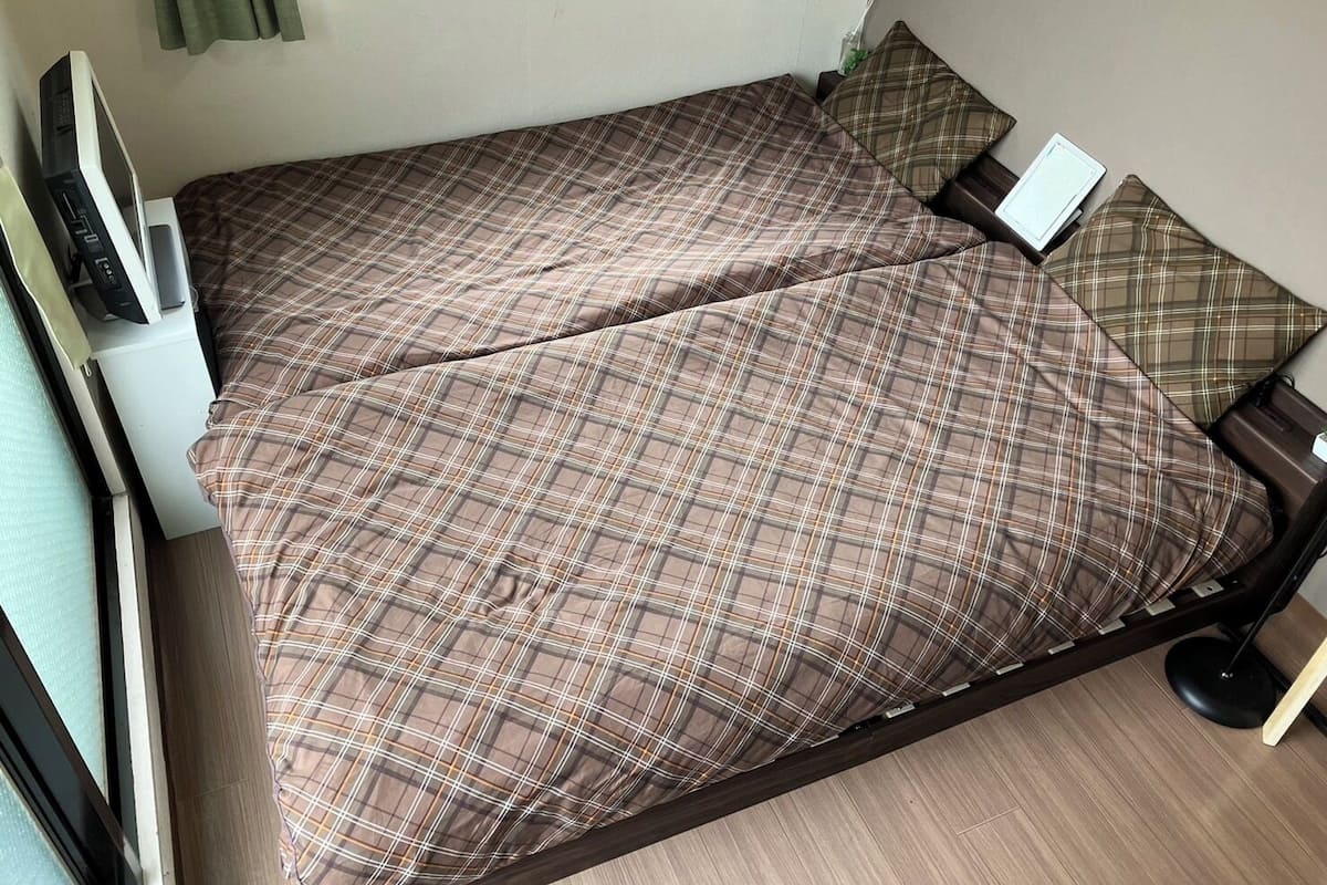 Quarto econômico (409) | 1 quarto, escrivaninha, cortinas blackout, ferros/tábuas de passar roupa