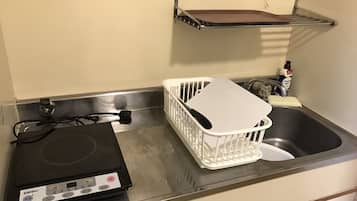 Quarto standard (401) | Cozinha privada | Geladeira, micro-ondas, cooktop, chaleira elétrica