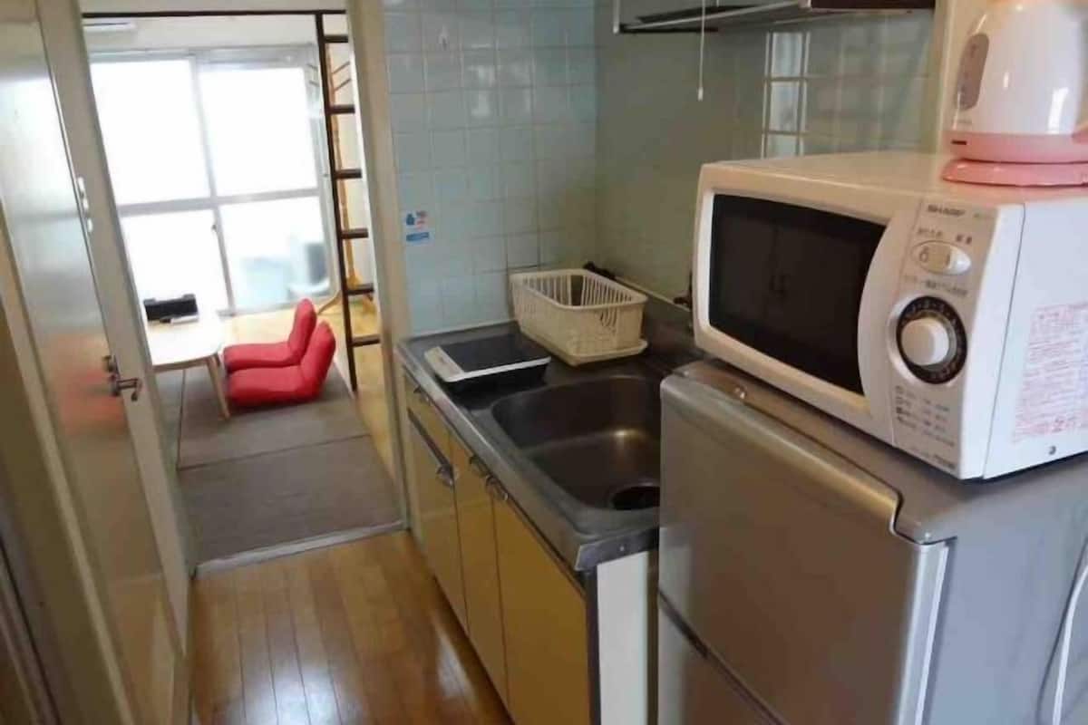 Cozinha privada | Uma cafeteira/bule, um frigorífico, um micro-ondas 