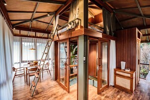 Treehouse Ficus | Minibar, cofre no quarto