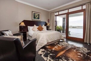 Quarto casal luxo, 1 cama King, sacada, vista para o rio | Cofres nos quartos, individualmente decorados, escrivaninha