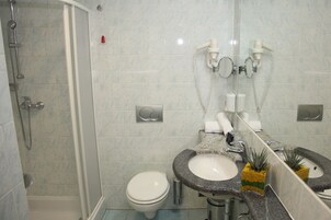 Quarto família, sacada | Banheiro | Produtos de toalete grátis, secador de cabelo, toalhas de banho 