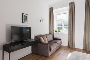 Quiet, Relaxing Studio close to Belvedere | Área de estar | Smart TV 42 polegadas com canais digitais, TV