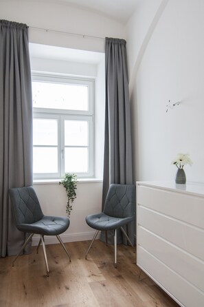 Designer Apartment near Belvedere and City Centre | Área de estar | Smart TV 42 polegadas com canais digitais, TV