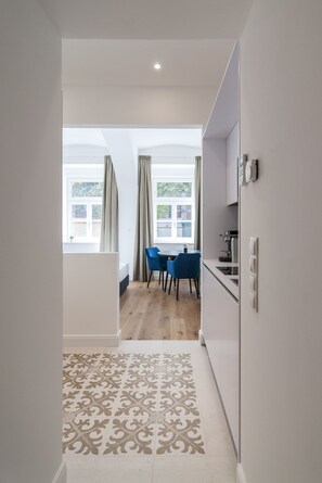 Relax in a Luxurious, Modern home near Belvedere | Área de estar | Smart TV 42 polegadas com canais digitais, TV