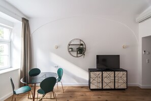 Style and Luxury home close to Belvedere | Área de estar | Smart TV 42 polegadas com canais digitais, TV