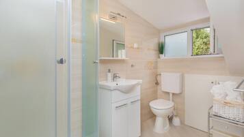 Quarto Duplo Panorâmico (2) | Casa de banho | Um polibã, um secador de cabelo, toalhas fornecidas, sabão