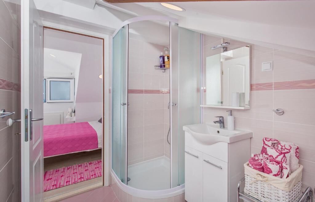 Quarto Comfort (5) | Casa de banho | Um polibã, um secador de cabelo, toalhas fornecidas, sabão 