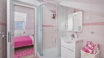 Quarto Comfort (5) | Casa de banho | Um polibã, um secador de cabelo, toalhas fornecidas, sabão