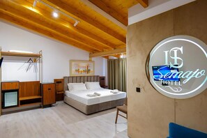 Suite, sauna | Minibar, cofre no quarto, secretária, cortinas/cortinados opacos