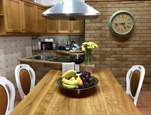 Casa de Campo, 3 quartos, vista para o rio | Cozinha privada | Um frigorífico/congelador grande, um micro-ondas, um forno 