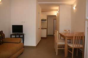 Apartamento, 1 quarto | Sala de estar | TV de ecrã plano