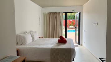 Quarto Duplo, vista para a piscina | Cofre no quarto, cortinas/cortinados opacos, quartos insonorizados