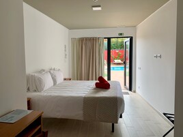 Quarto casal, vista para a piscina | Cofres nos quartos, cortinas blackout, quartos à prova de som