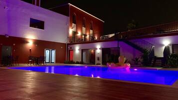 Piscina exterior, guarda-sóis, espreguiçadeiras