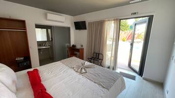 Quarto Duplo, vista para a piscina | Cofre no quarto, cortinas/cortinados opacos, quartos insonorizados