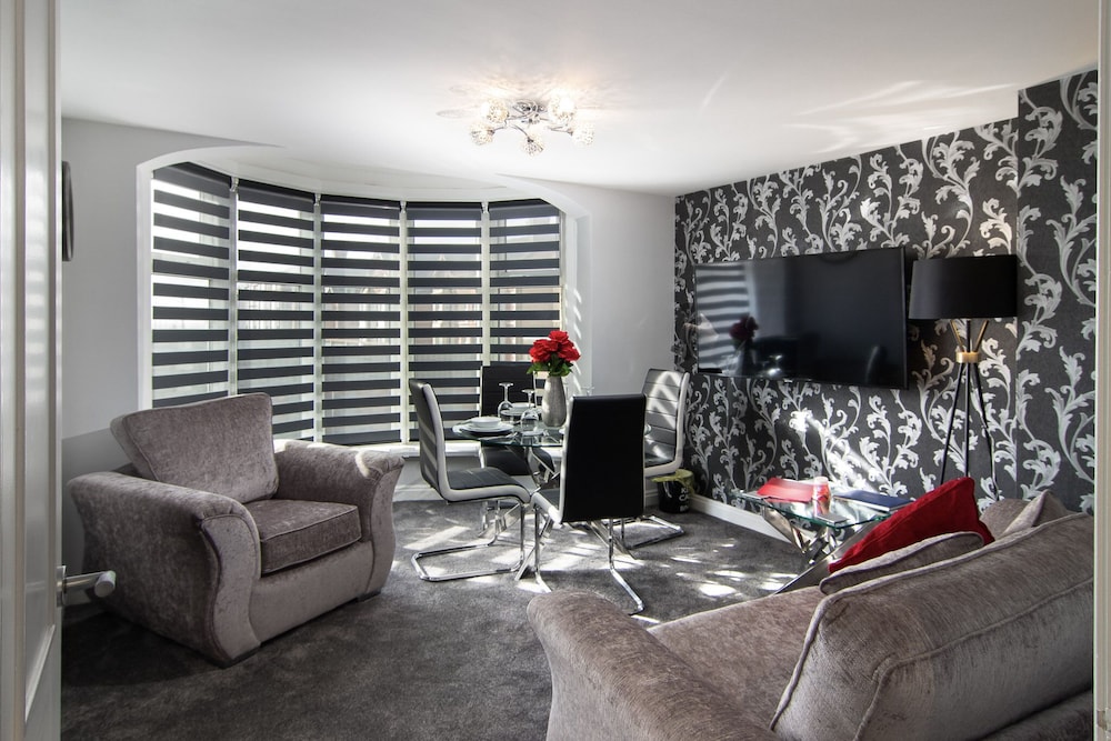 2 Bedrooms Sleeps 6 Near Top Blackpool Attractions - Blackpool