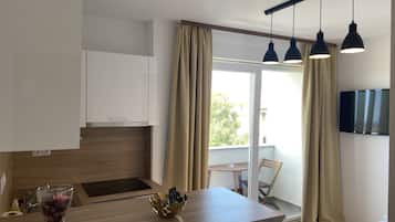 Apartamento clássico, 1 quarto, sacada | Cozinha compartilhada | Geladeira, fogão, cooktop, lava-louças