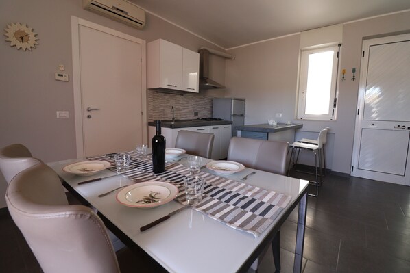 Casa, 2 quartos, varanda, Vista para a cidade | Sala de jantar