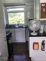 Chalé | Cozinha privada | Geladeira, micro-ondas, fogão, cooktop