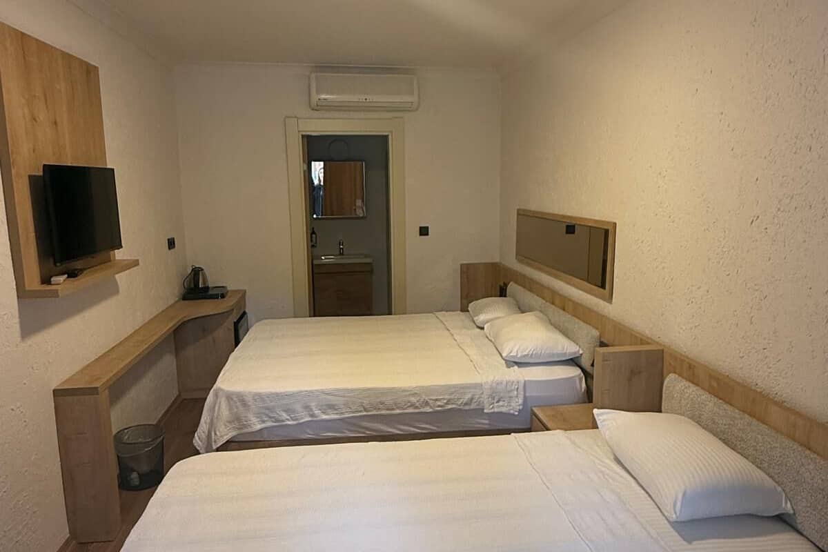 Quarto Triplo Deluxe | Minibar, cofre no quarto, Wi-fi grátis, roupa de cama fornecida