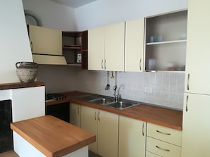 Casa, 2 quartos, varanda, vista para o jardim | Interior