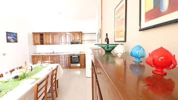 Casa, 2 quartos, sacada, vista para a cidade | Sala de jantar