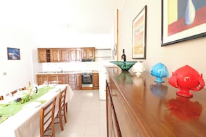 Casa, 2 quartos, varanda, Vista para a cidade | Sala de jantar