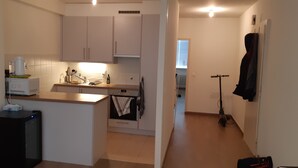Apartamento | Cozinha privada | Cafeteira/chaleira, geladeira, micro-ondas, fogão