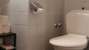 Apartamento | Banheiro | Banheira, secador de cabelo, toalhas de banho, sabonete