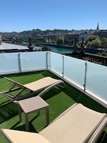 Terraço com espreguiçadeiras